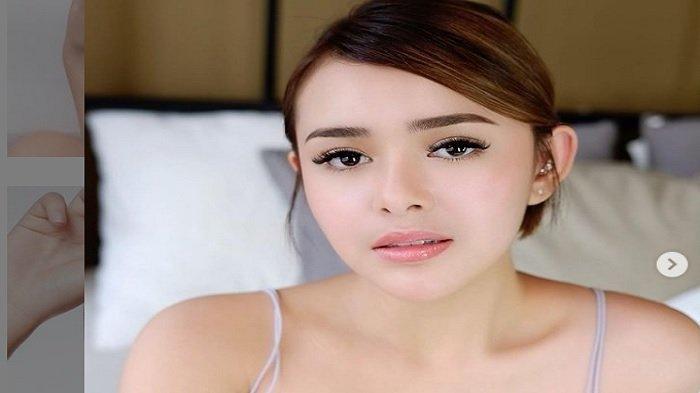 Harga Sandal Nyantai Amanda Manopo Ikatan Cinta Jadi Sorotan, Dibandrol ...