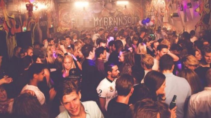 Bar Ini Butuh Pegawai Yang Ditugasi Nonton ‘Film Biru’, Gajinya Rp 50 ...