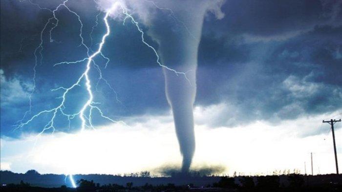 Angin Puting Beliung Terbangkan Tubuh Tatang Setinggi 2 Meter di ...