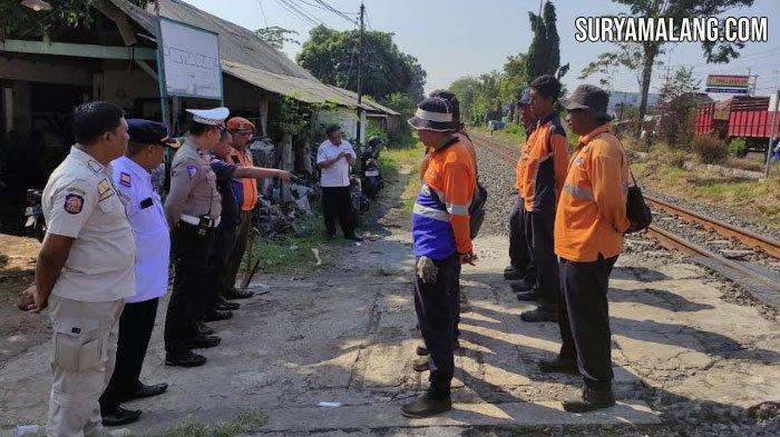 Tutup 3 Jalan Liar Lewati Jalur Perlintasan Kereta Api Sebidang di Probolinggo - Suryamalang.com
