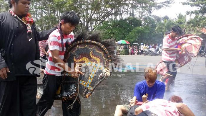 Penari ini Kalap, Mata Kosong, Tubuh Kaku, Namun Terus Menari Mengikuti Musik Tabuhan Waranggana ...