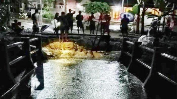 Hujan Deras, Jembatan Penghubung Antar Desa Ambles di Trenggalek ... Hujan Deras, Jembatan Penghubung Antar Desa Ambles di Trenggalek ...