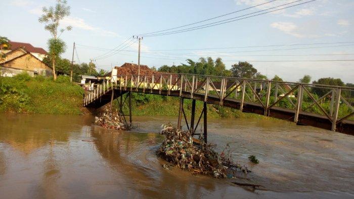 Tergerus Air Sungai, Jembatan Penghubung Dua Dusun Di Jombang Ambruk - Suryamalang.com