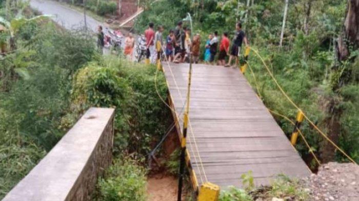 Jembatan Darurat Penghubung Trenggalek - Ponorogo Putus Akibat Banjir - Suryamalang.com