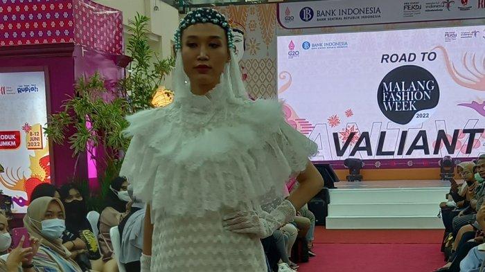 Desainer Busana Malang, Andy Sugix Angkat Tema Kolonial, Terinspirasi Film Horor - Suryamalang.com