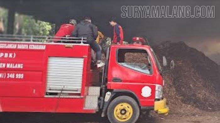 VIDEO - Api Masih Menyala di Area Pabrik Gula Krebet Malang, Kerugian Ditaksir Rp 700 Juta ...