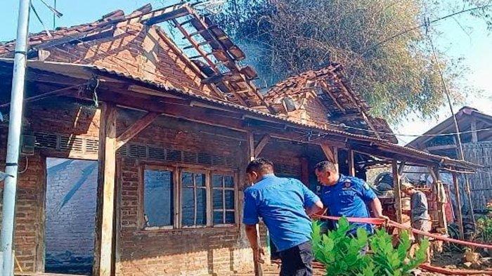 Terdengar Ledakan, 2 Rumah di Pulung Ponorogo Habis Terbakar - Suryamalang.com