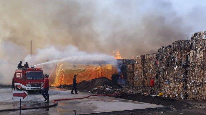 Kebakaran Melanda Dua Pabrik di Driyorejo, Gresik, Tak Ada Korban Jiwa - Suryamalang.com
