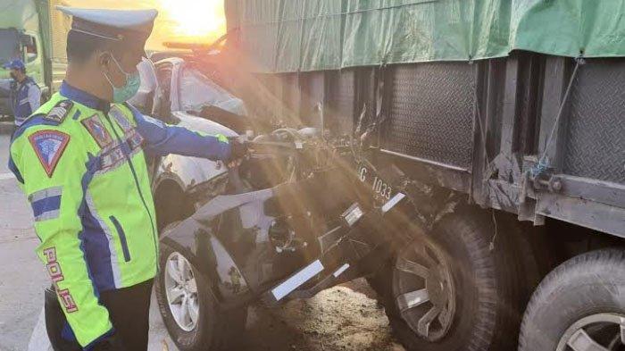 Kecelakaan Mobil Fortuner Vs Truk Tronton di Tol Ngawi-Solo, 1 Orang Tewas dan 2 Orang Terluka ...