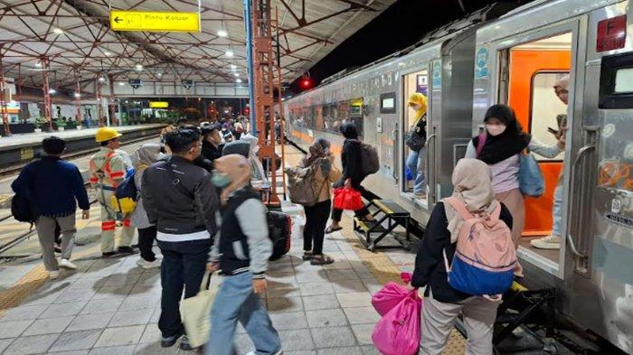 PT KAI Daop 7 Madiun Siapkan 10 Lokomotif dan 76 Kereta di Momen Natal 2024 dan Tahun Baru 2025 ...