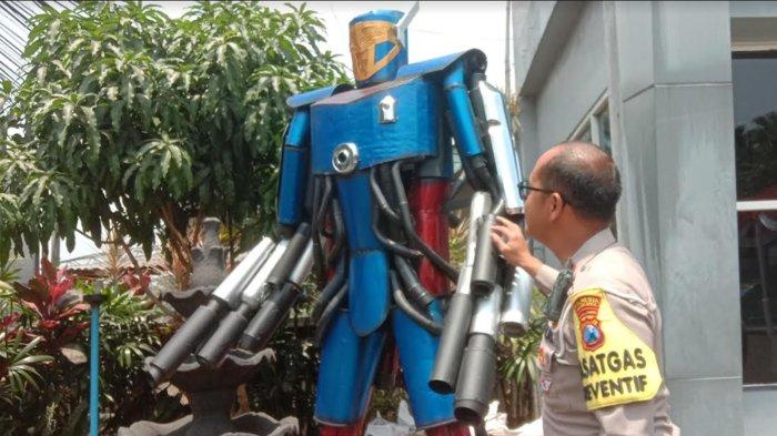 Patung Robot Transformers Polresta Malang Kota, Cara Kreatif Edukasi ...