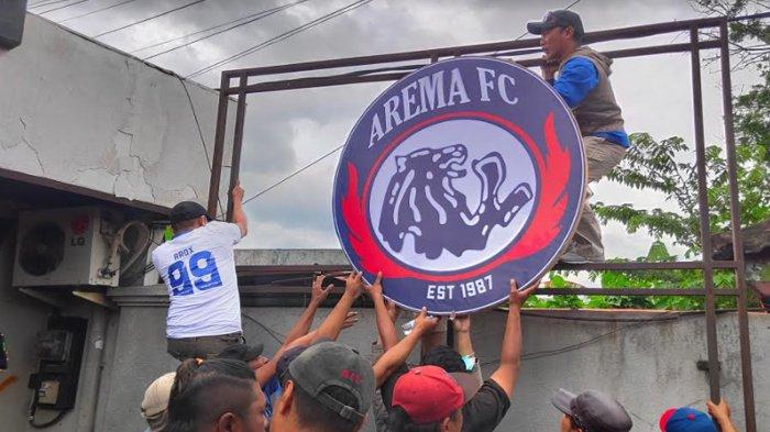 Aksi Aremania Pasang Kembali Logo Arema FC di Kandang Singa Direstui ...