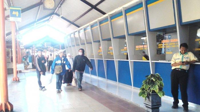 Banyak Penumpang Beli Tiket Bus Melalui Online, Loket Tiket Di Terminal ...