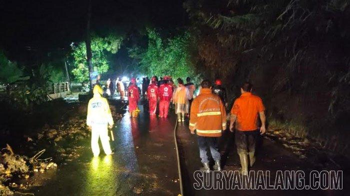3 Orang Terseret Lumpur Campur Bebatuan Dekat Pintu Masuk Telaga ...