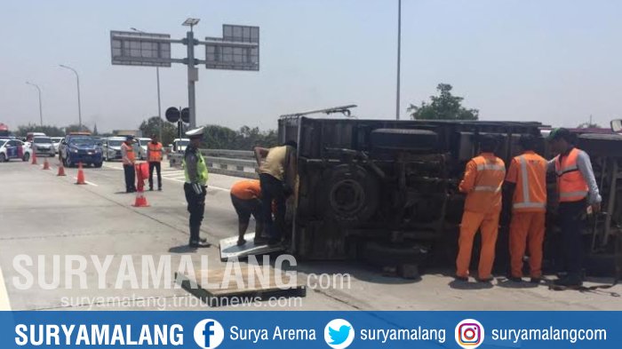 Melaju Kencang Hilang Kendali, Mobil Boks Tabrak Pembatas Jalan Hingga ... Melaju Kencang Hilang Kendali, Mobil Boks Tabrak Pembatas Jalan Hingga ...