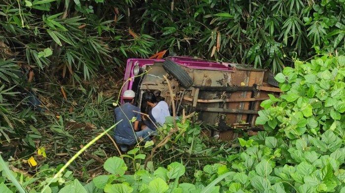 Diduga Rem Blong, Mobil Pengangkut Kotak Suara Pemilu 2024 Terjun ke Sungai di Blitar ...