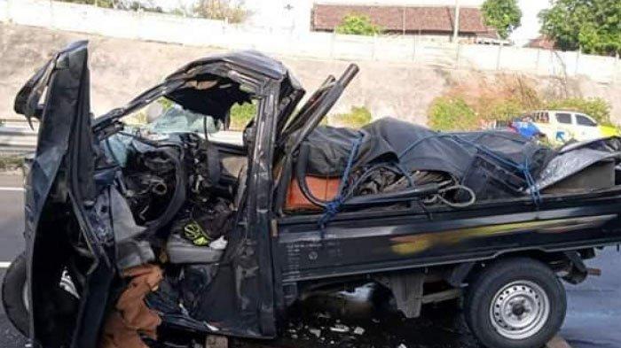 Sopir Ngantuk, Mobil Pikap Tabrak Bagian Belakang Truk di Tol Surabaya-Pandaan - Suryamalang.com