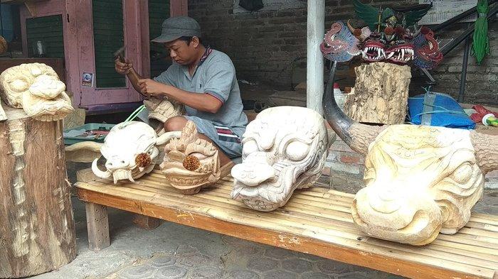 The story of No Katung, The Only One Crafter of Barongan Kucingan from ...