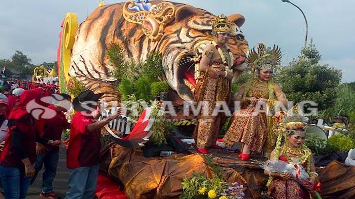 Patung Harimau Pukau Ribuan Warga di Pawai Mobil Hias - Suryamalang.com