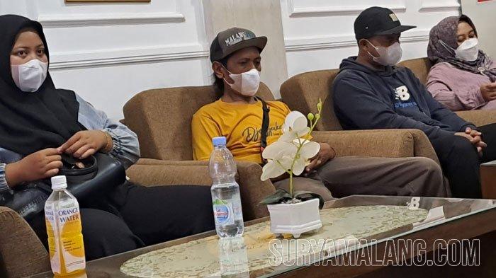 Devi Athok Tunjukkan Foto Bukti Selongsong Peluru Gas Air Mata di Depan ...