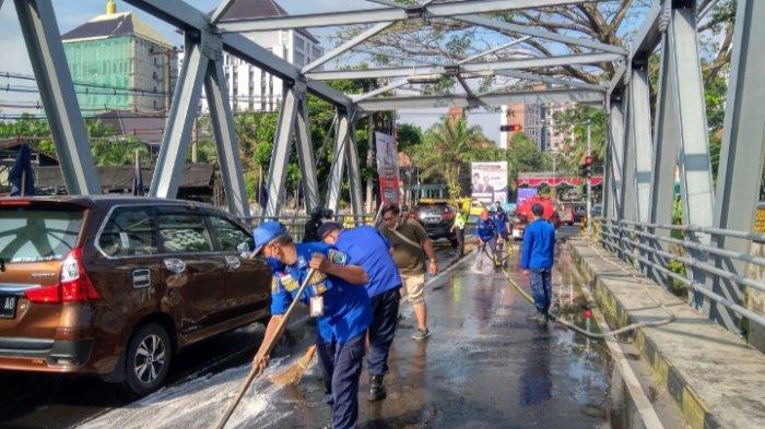 Postingan Viral di Kota Malang, Petugas Pemadam Bersihkan Tumpahan Solar di Jembatan Soekarno ...