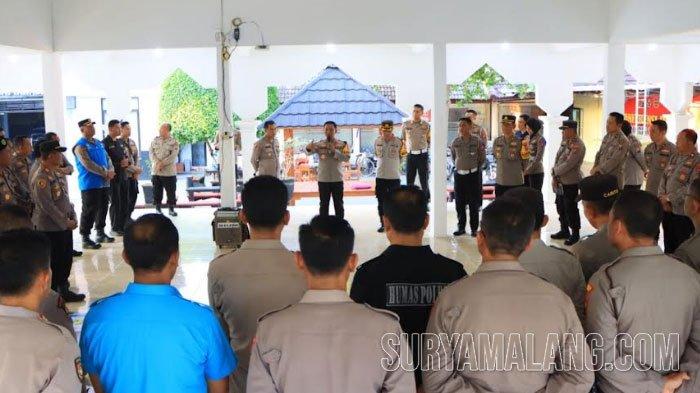 Polisi Tuban Awasi Acara Pengesahan Warga Baru Perguruan Silat Persaudaraan Setia Hati Terate ...