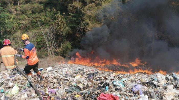 Belum Diketahui Penyebab Kebakaran Sampah di TPA Tlekung - Suryamalang.com