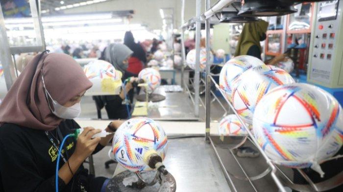 Al Rihlah, Bola untuk Piala DUnia 2022 Qatar Produksi Madiun ...