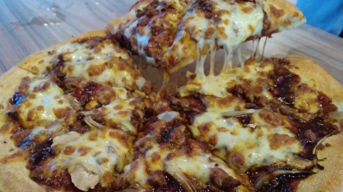 Sensasi Pizza Rasa Sate Bumbu Kecap di Surabaya, Paduan Menu Itali dan ...