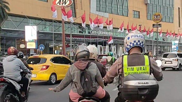 Cerita di Balik Video Polantas Dorong Motor Mogok Pakai Kaki di ...