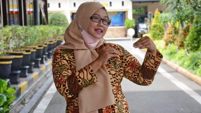 Potret Dyah Retno Dewi, Penerjemah Bahasa Isyarat saat Rilis Kasus ...