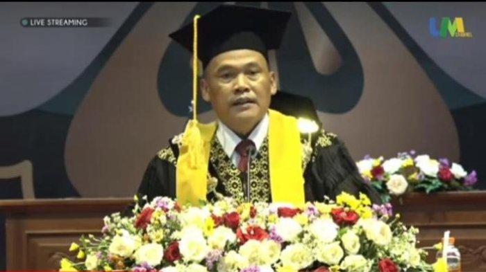 Pesan Rektor UM untuk Wisudawan, Ada Tantangan dan Peluang yang Bisa ...