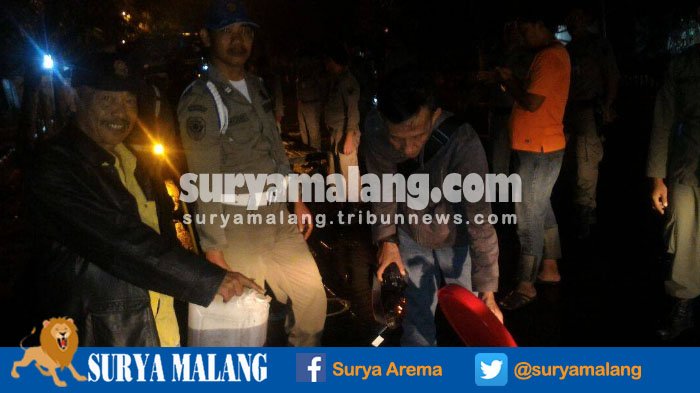 Satpol PP Tertibkan Rombong PKL di Jalan Veteran Kota Kediri - Suryamalang.com