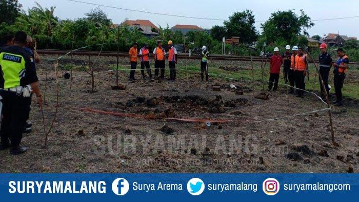Semburan Api dan Asap di Area Stasiun Depo Lokomotif Sidotopo Surabaya ...