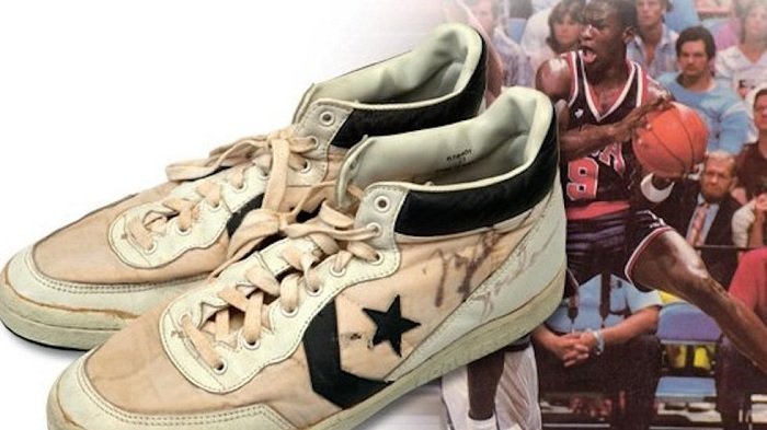 Sepatu Basket Ini Terlihat Lusuh, Astaga Harganya Bikin Sakit Gigi ...