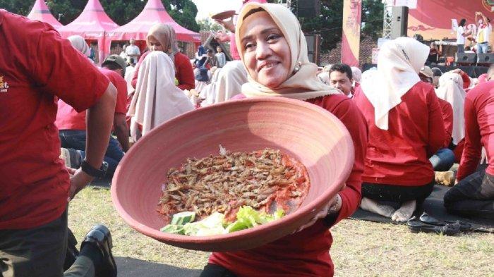 Seribu Sajian Sambel Wader Khas Mojokerto Sabet Rekor MURI ...