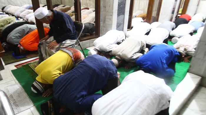 Niat Sholat Maghrib Lengkap dengan Tata Cara dan Doa Salat Magrib Tiga ...