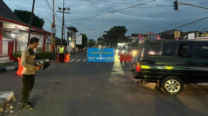 Simpang Papar Kediri Arah Mengkreng Ditutup, Kendaraan Menuju Surabaya ...