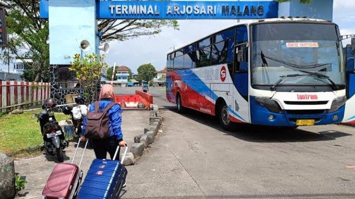 Pemudik Mulai Padati Bus AKDP di Terminal Arjosari, Kota Malang ...