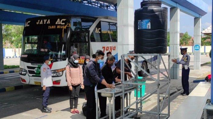 Suasana Terminal Tipe A Seloaji Ponorogo Jelang Hari Raya Idul Adha ...