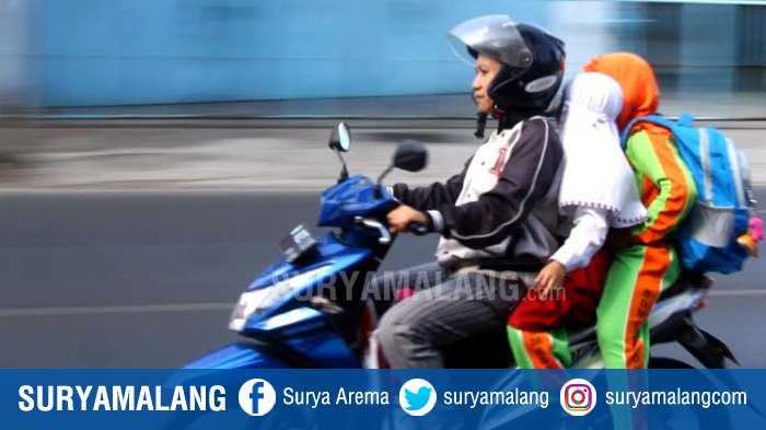 Tips Aman Bonceng Anak Naik Motor, Perhatikan Posisi Duduk! - Suryamalang.com
