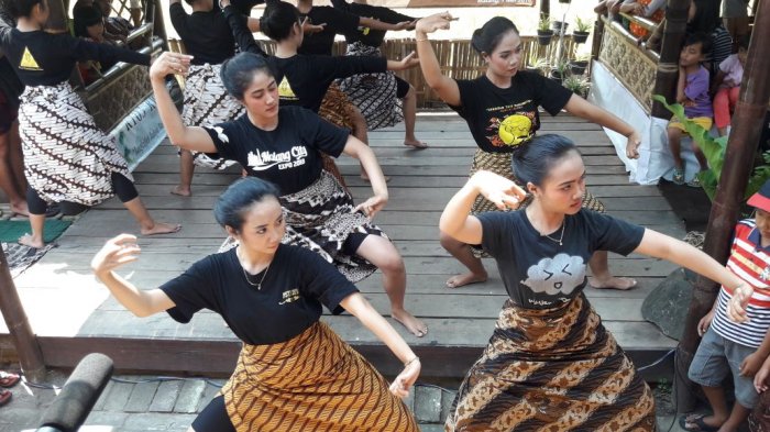 Hari Tari Sedunia, Kampung Budaya Polowijen Persembahkan Ragam Tari ...