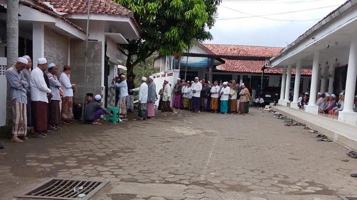 Pemakaman Kiai dan Bu Nyai Taufik Hasyim di Jember, Ribuan Warga Taziah ...