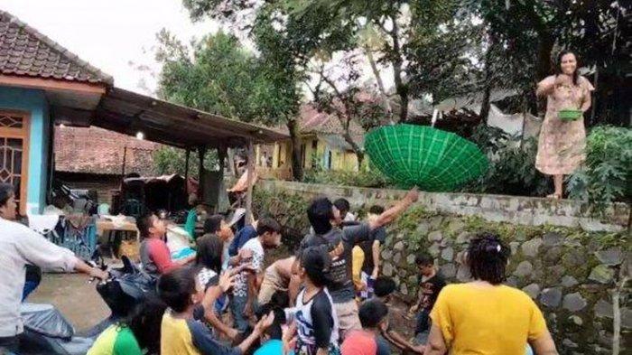 Tradisi Saweran di Kampung Miliarder Baru Hasil Proyek Waduk Kuningan ...