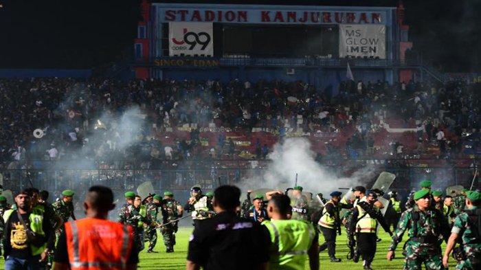 Suasana Mencekam di Gate 13 Stadion Kanjuruhan, Teriakan Minta Tolong ...