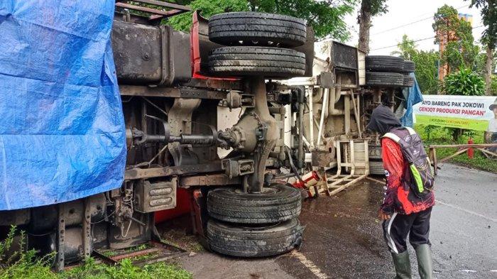 Truk Tangki BBM Terguling di Garum, Jalur Malang-Blitar Macet 9 Jam karena Tertutup Badan Truk ...