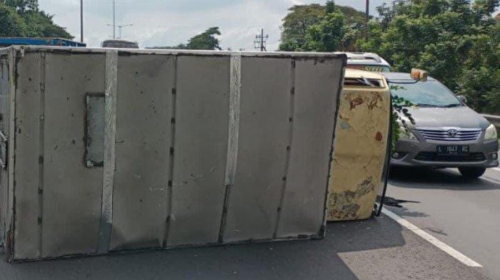 Belok Kanan Mendadak, Truk Boks Terguling di Tol Gunungsari-Waru - Suryamalang.com