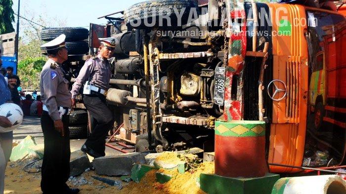 Sopir Ngantuk, Truk Fuso Tabrak Median Jalan & Terguling di Jalan Raya Panglegur, Pamekasan ...