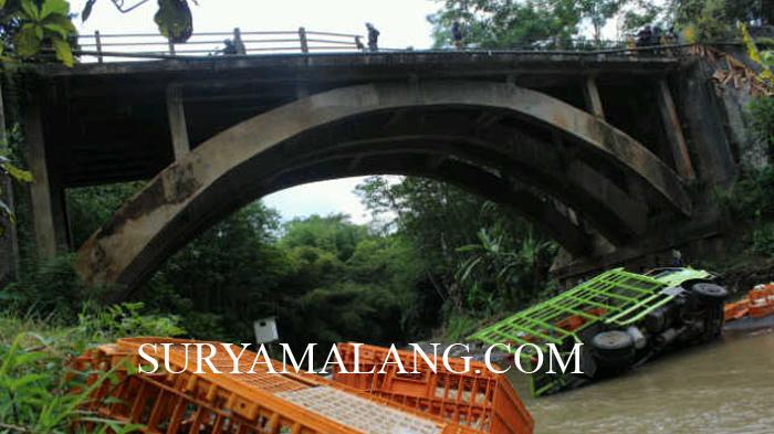Truk Terjun ke Sungai Setinggi 20 Meter, Sopir dan Kernet Selamat - Suryamalang.com