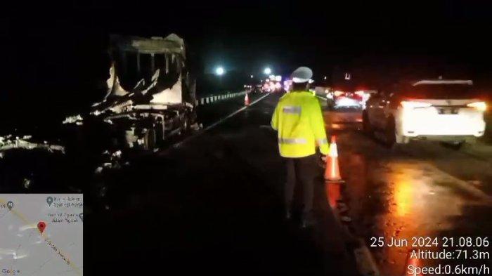 NGERI - Truk Tangki BBM Pertamina Terbakar di Jalan Tol Ngawi - Kertosono - Suryamalang.com